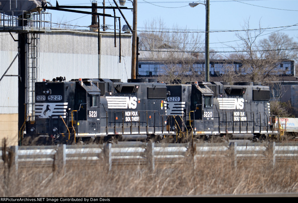 NS GP38-2s 5221 and 5220
